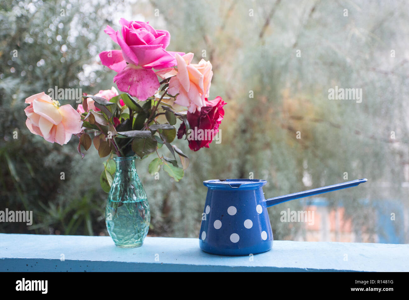 Bouquet of roses on the terrace hi-res stock photography and images - Alamy