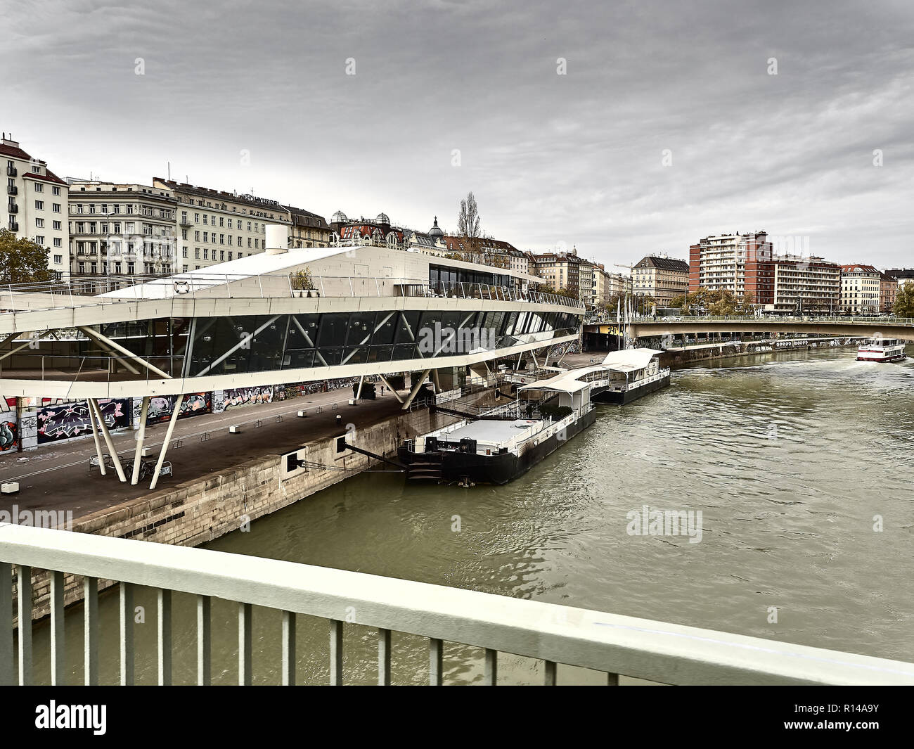 Vienna opera house leaving hi-res stock photography and images - Alamy