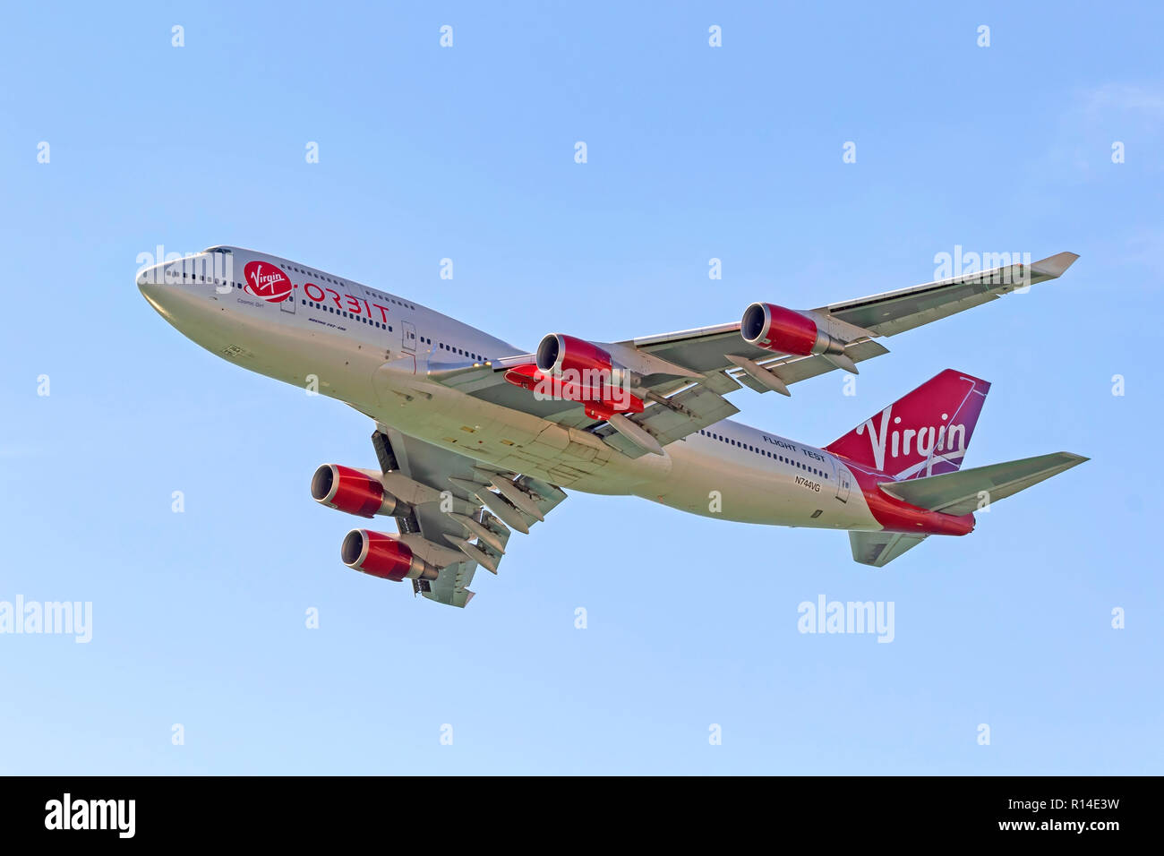 Airplane Virgin Galactic 747 jet flying Stock Photo - Alamy