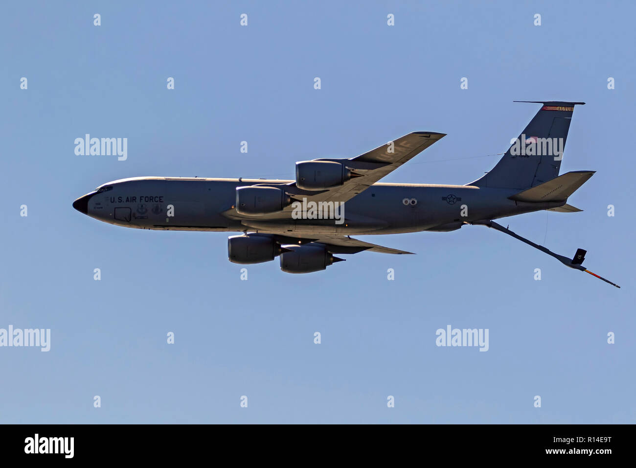 Airplane KC-135 Stratotanker fueling jet Stock Photo - Alamy