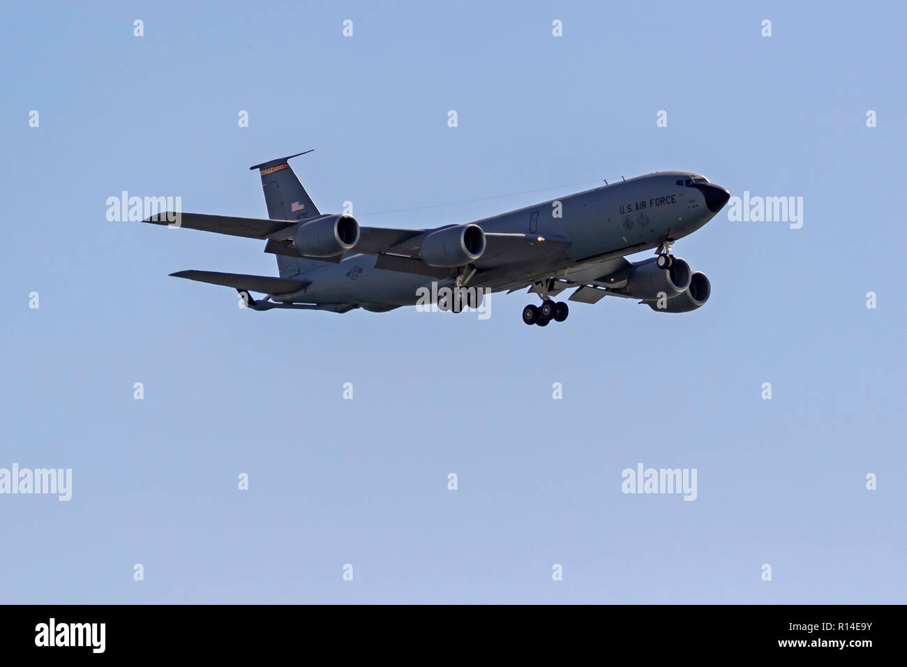 Airplane KC-135 Stratotanker fueling jet Stock Photo - Alamy