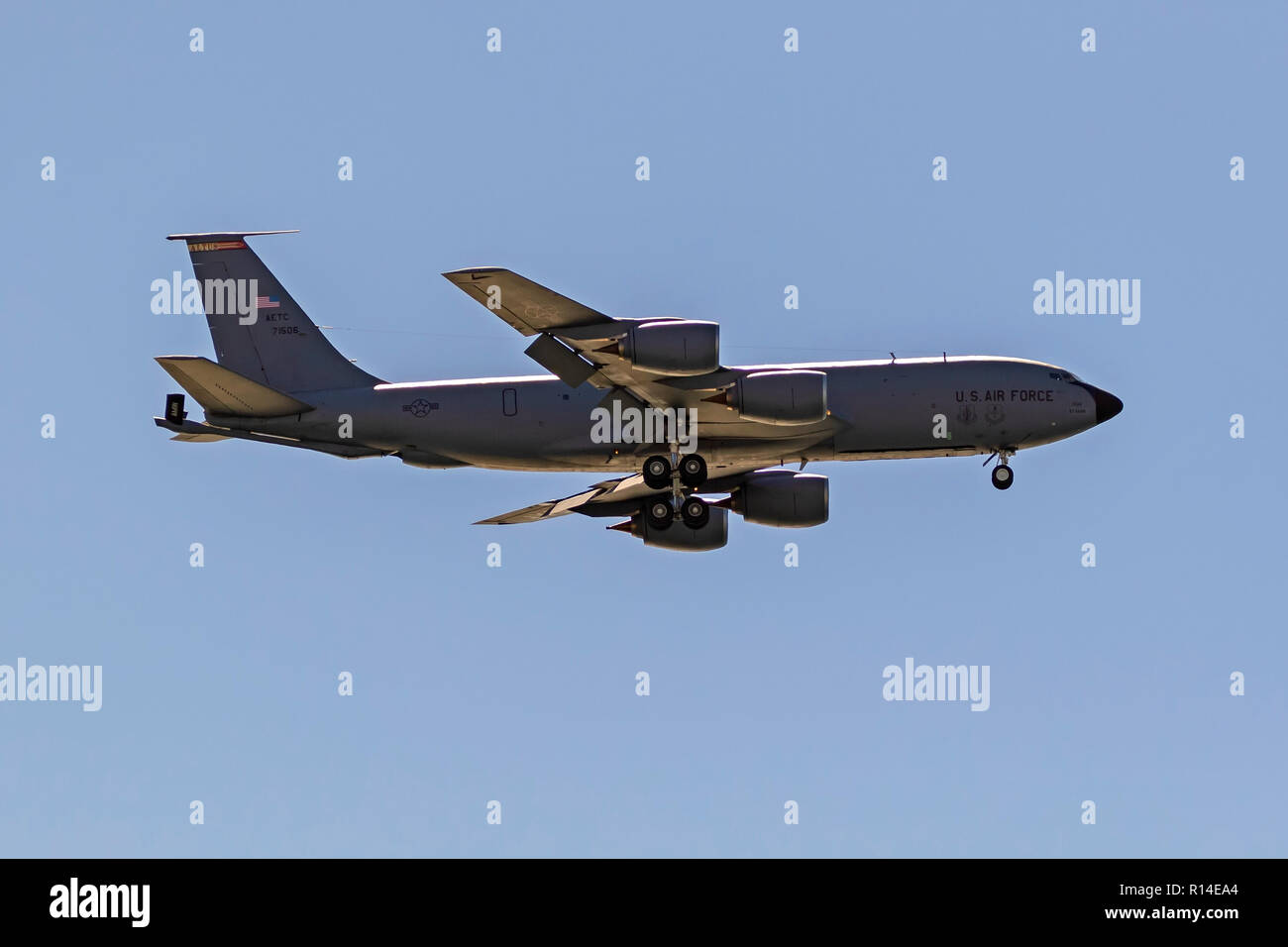 Airplane KC-135 Stratotanker fueling jet Stock Photo - Alamy