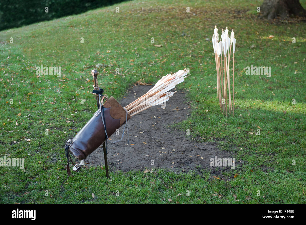 Medieval style arrows and quiver for a longbow Stock Photo - Alamy