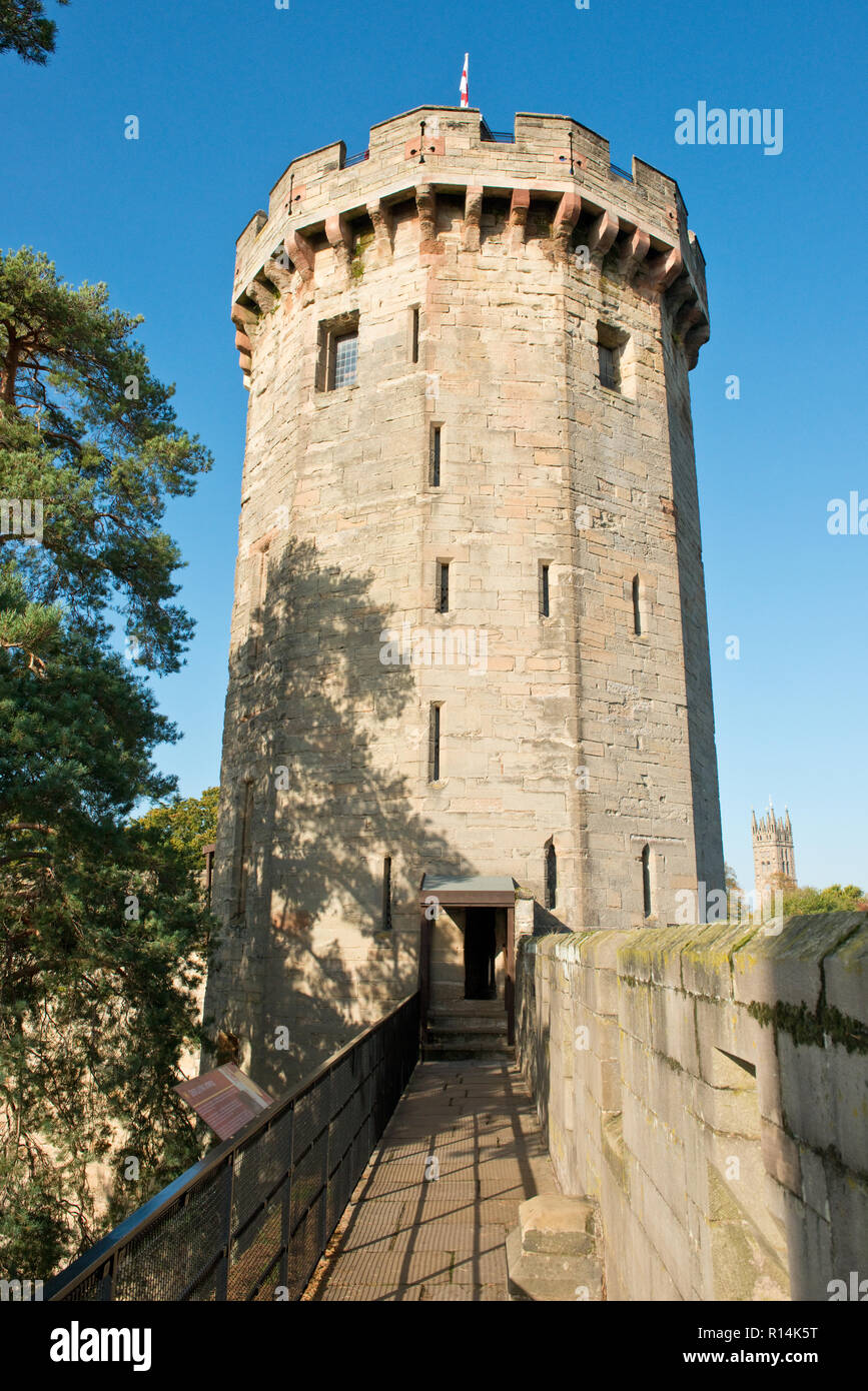 Defensive wall leading to Guys Tower, Warwick Castle Stock Photo - Alamy