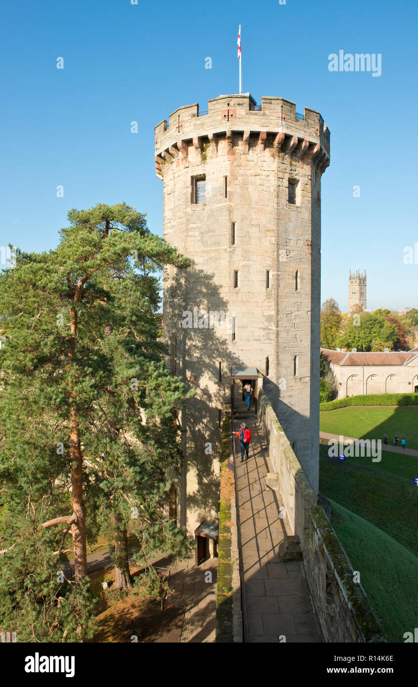 Defensive wall leading to Guys Tower, Warwick Castle Stock Photo - Alamy