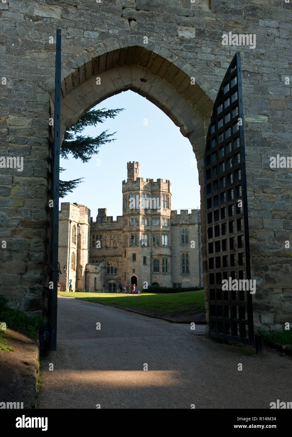 Looking through gateway into Warwick Castle and inner courtyard ...