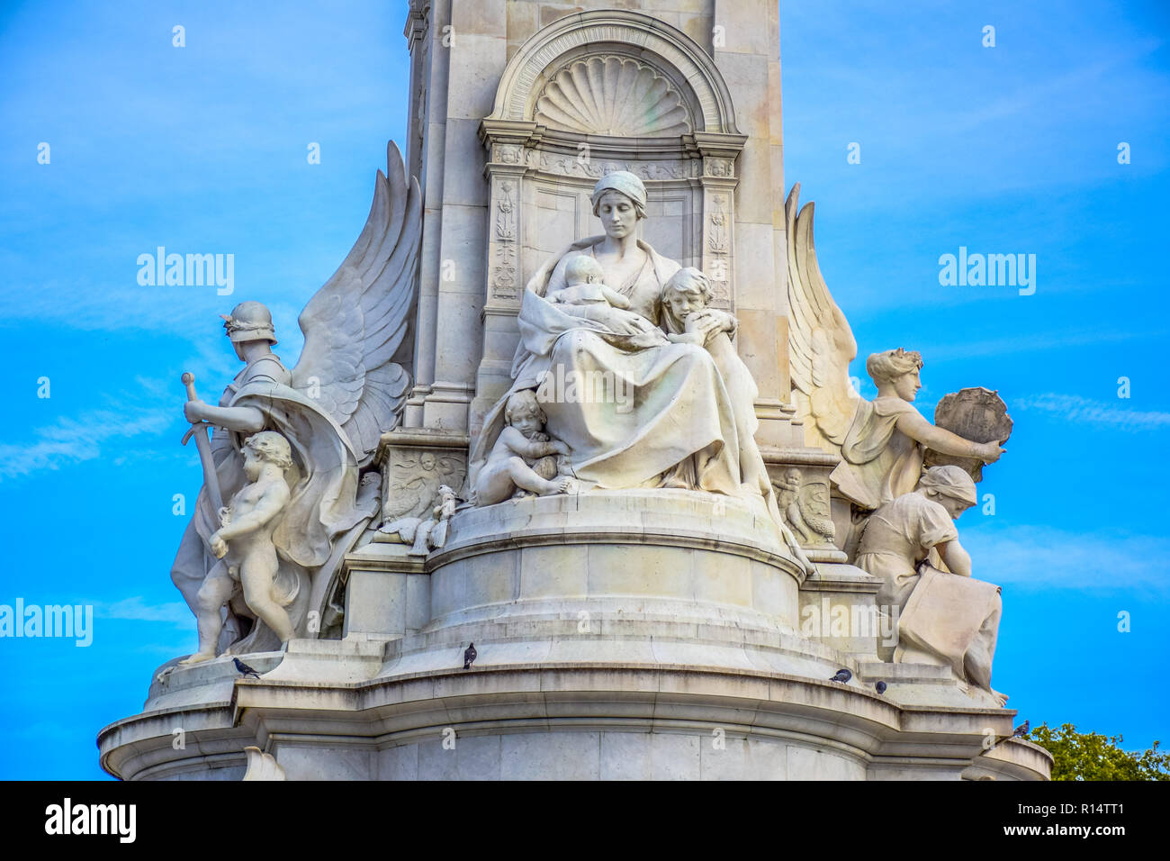 Marble sculpture of Queen Victoria at Victoria Memorial in front of ...