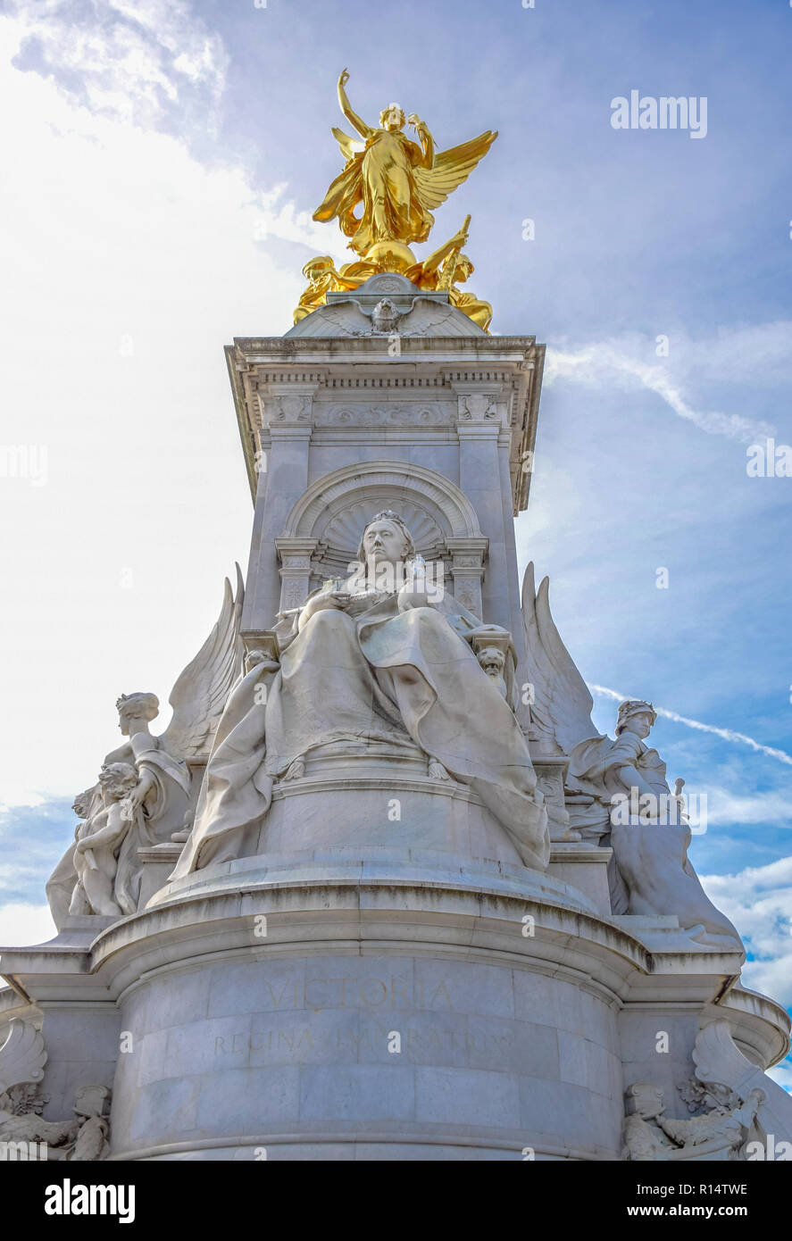 Marble sculpture of Queen Victoria at Victoria Memorial in front of ...
