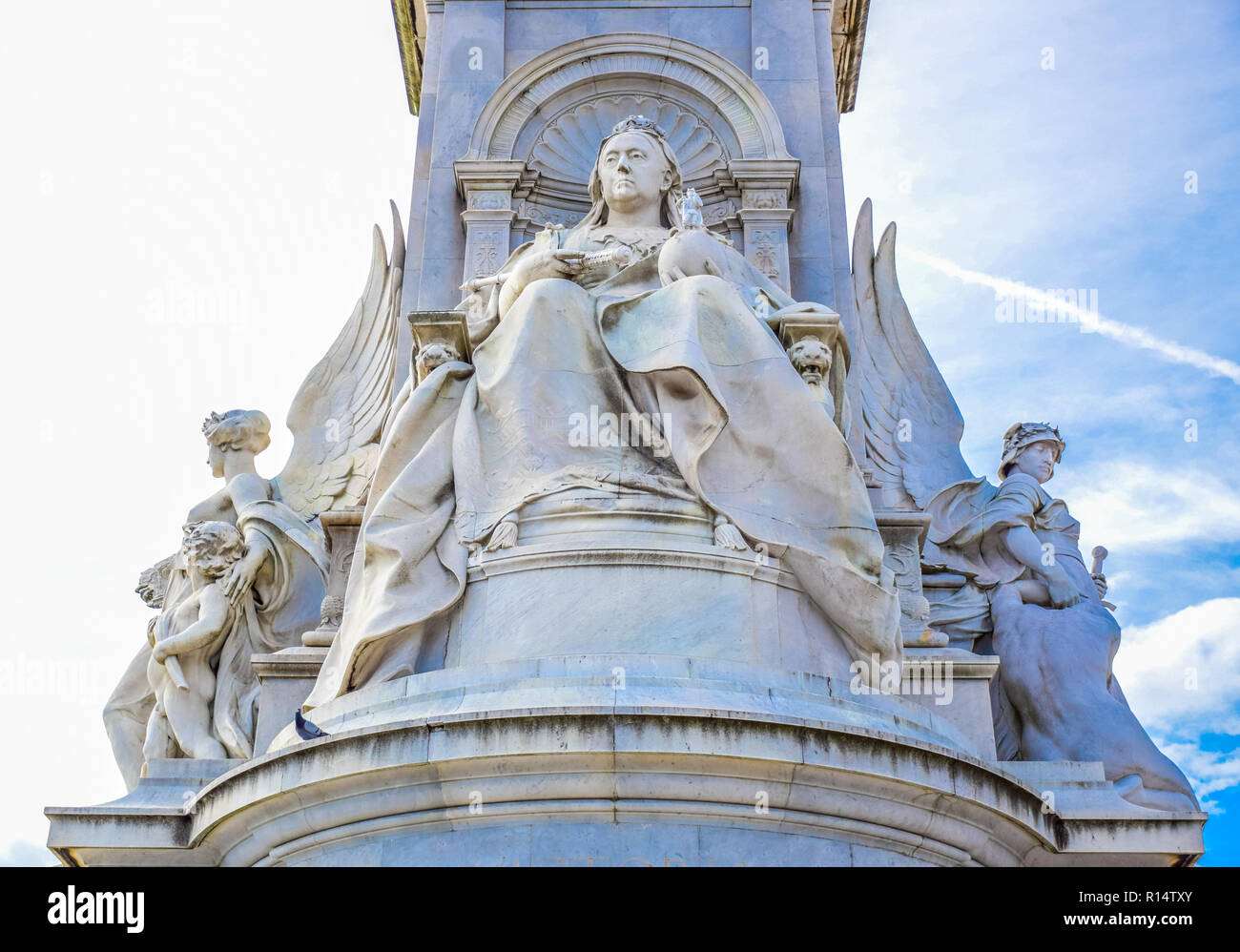 Marble sculpture of Queen Victoria at Victoria Memorial in front of ...