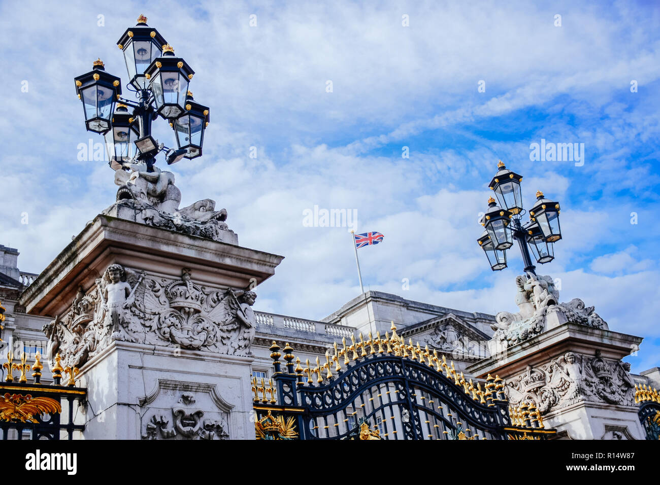 Buckingham palace front gate royal hi-res stock photography and images ...