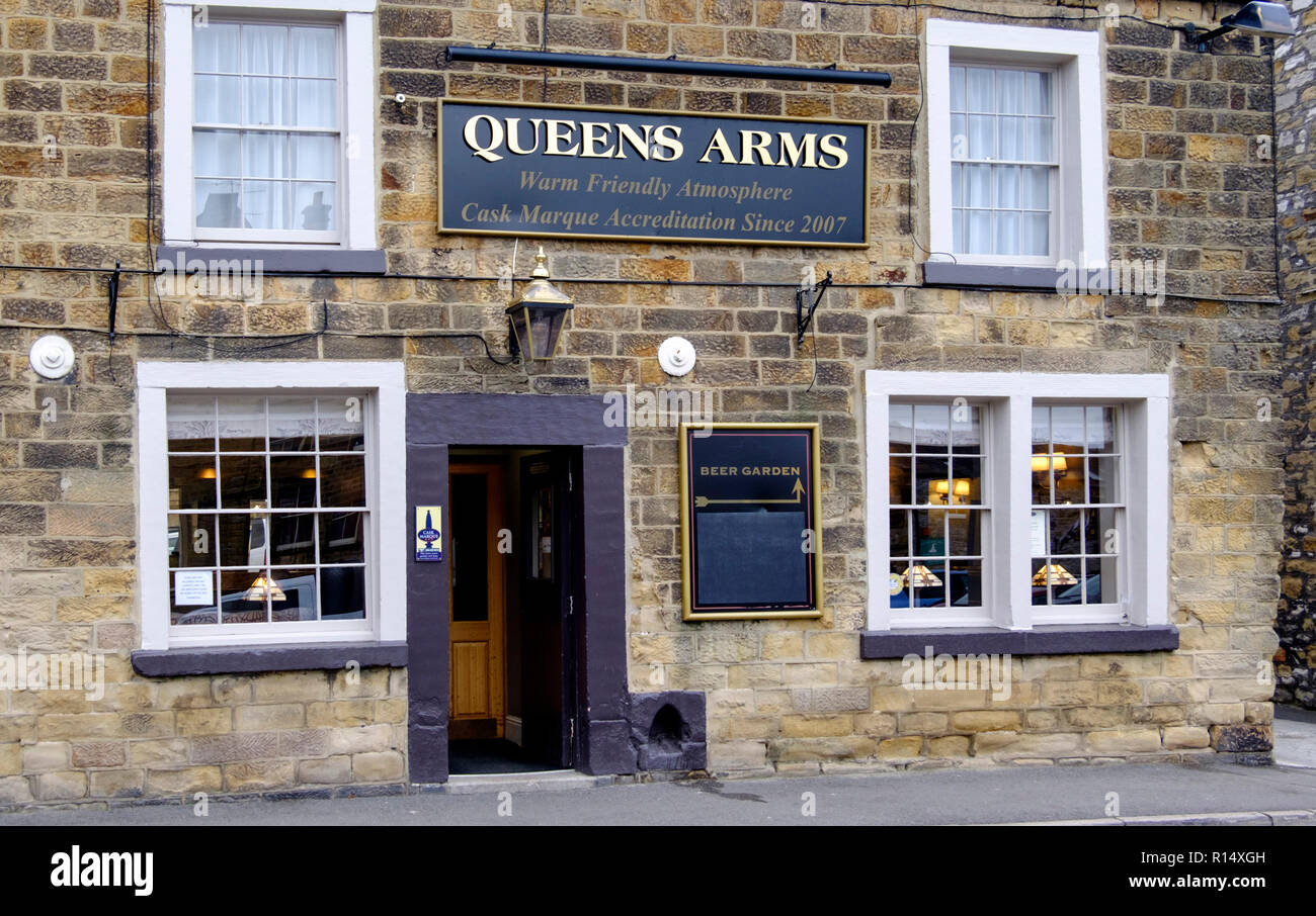 Queens arms pub hi-res stock photography and images - Alamy