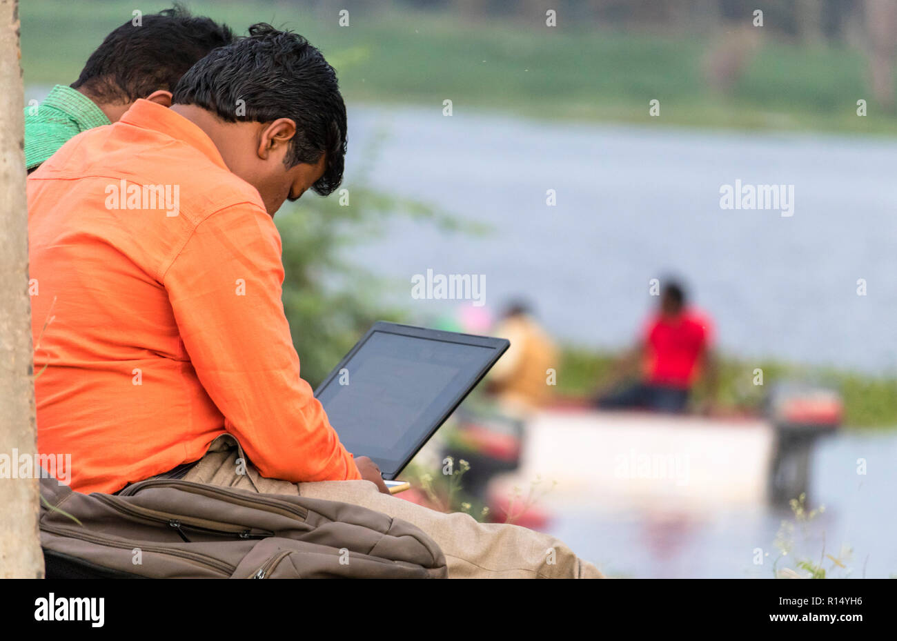 Working outdoor laptop hi-res stock photography and images - Alamy