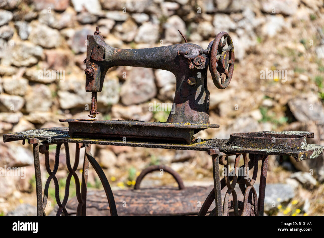 Singer antique sewing machine hi-res stock photography and images - Alamy