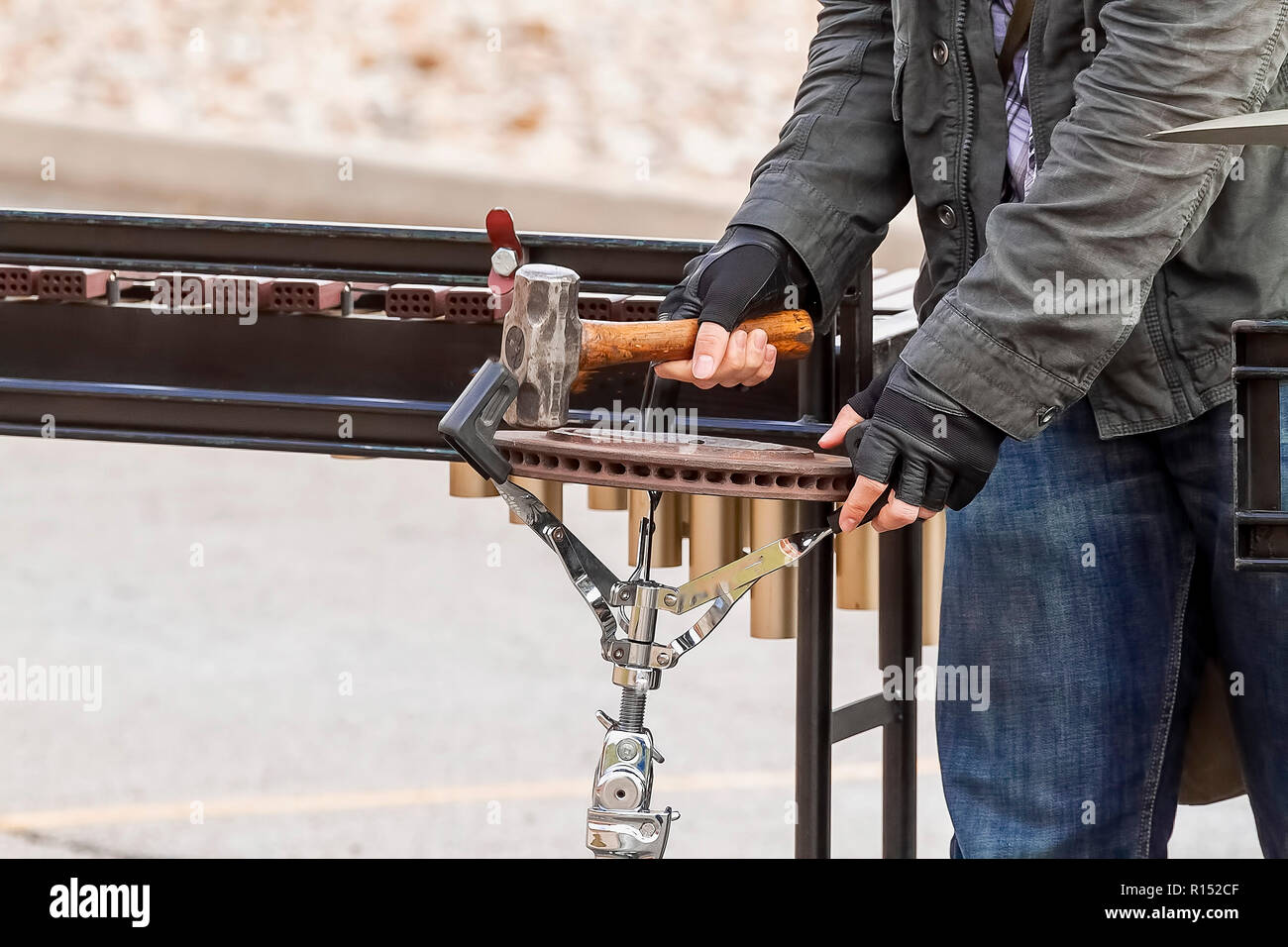 Metal hammer strike hi-res stock photography and images - Alamy