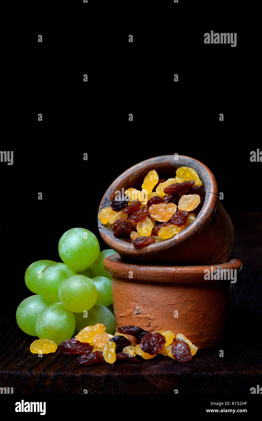 Sultanine, Rosinen in Schale und Weintrauben Stock Photo - Alamy