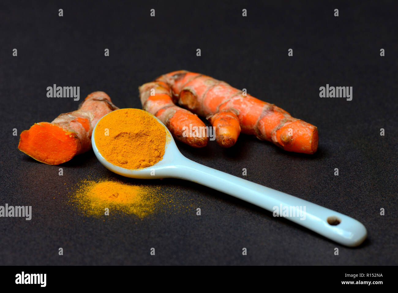 Indian saffron powder on spoon Stock Photo - Alamy