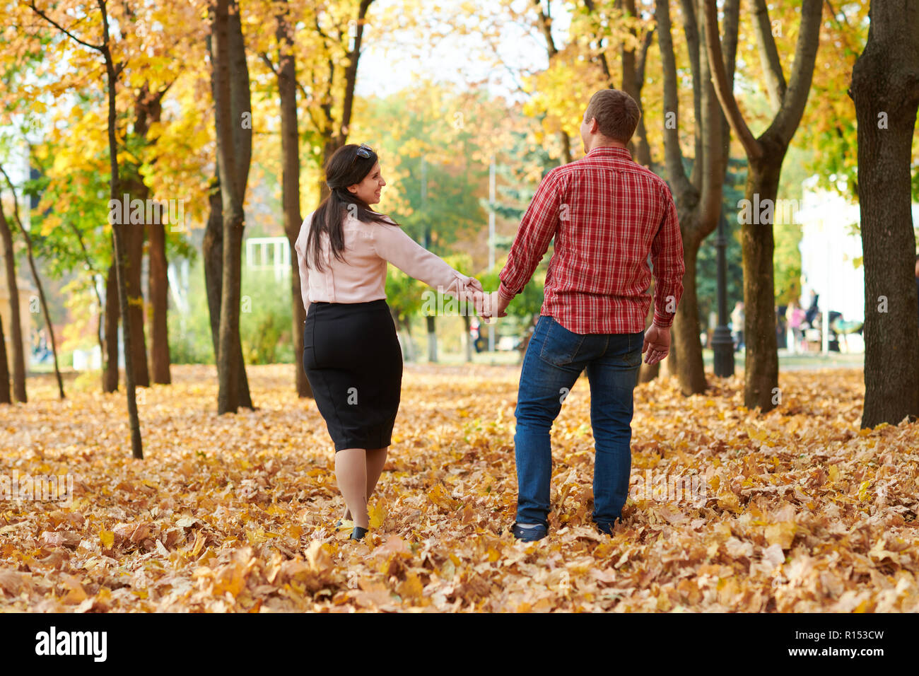 Couple embrace backside hi-res stock photography and images - Alamy