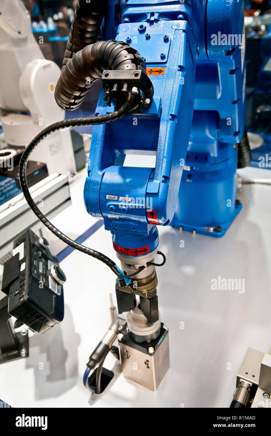 Industrial robotic arm gripper hi-res stock photography and images - Alamy