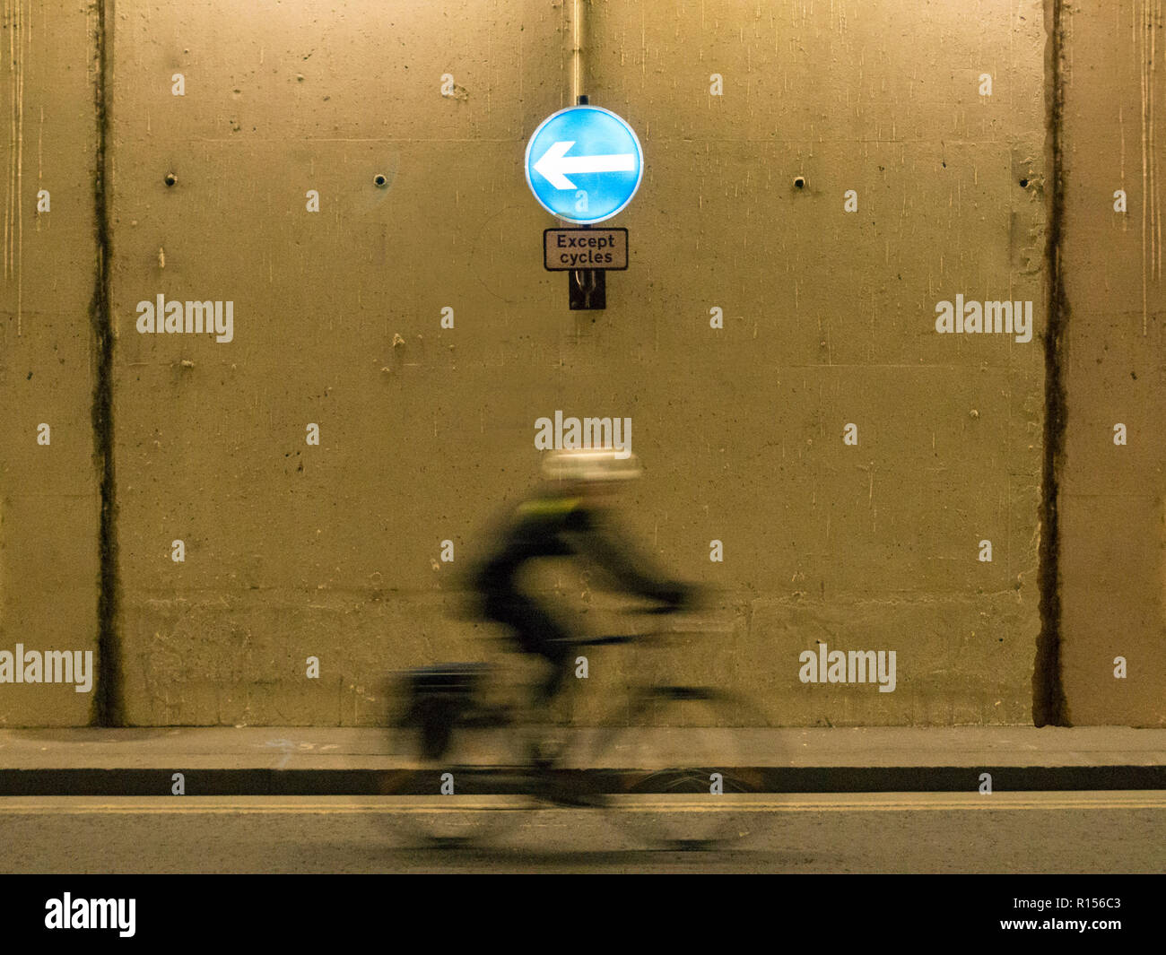 Commuter cycling work on hi-res stock photography and images - Alamy