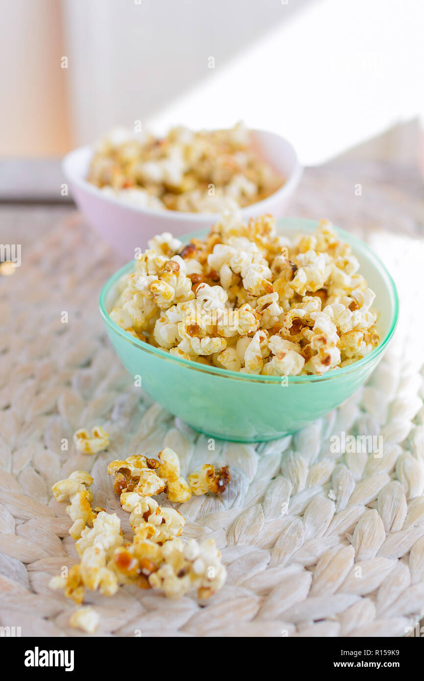 fresh made popcorn Stock Photo - Alamy