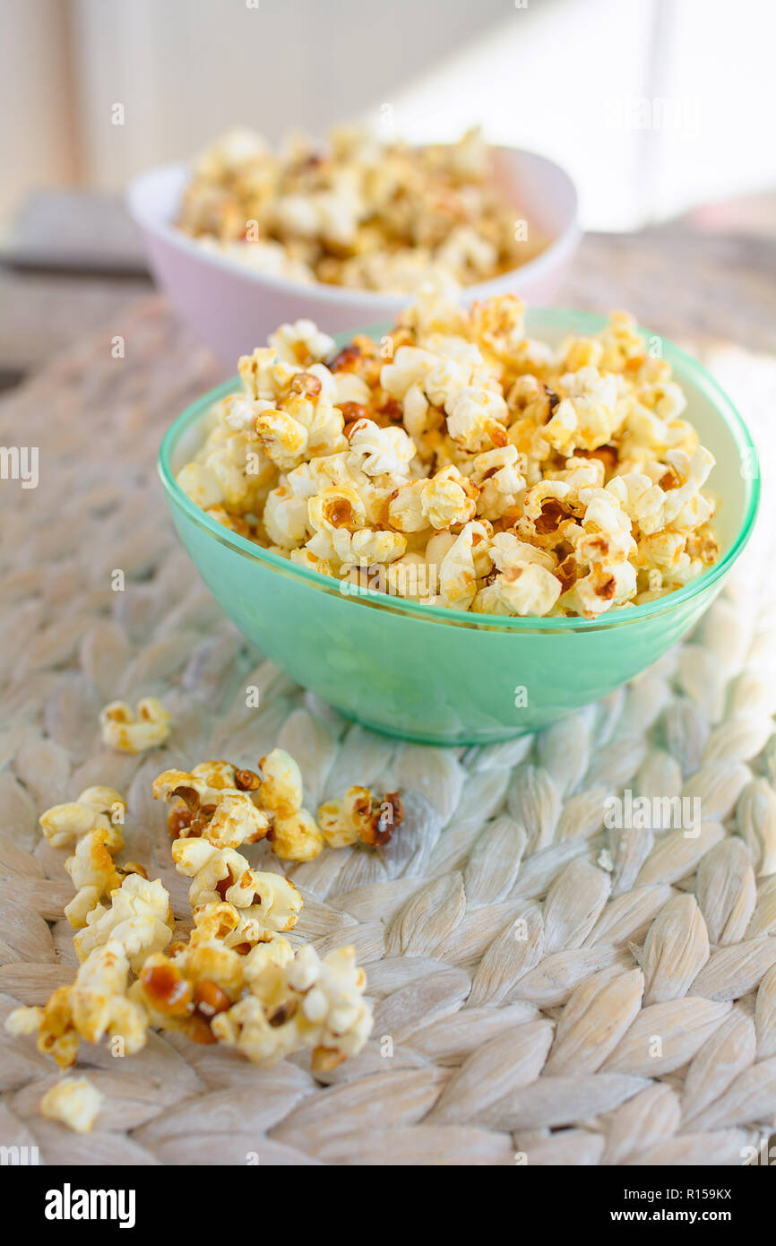 fresh made popcorn Stock Photo - Alamy