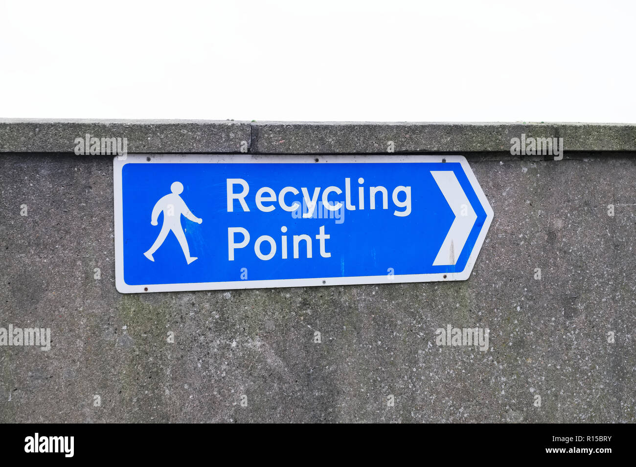 Recycling point directional arrow sign Stock Photo - Alamy