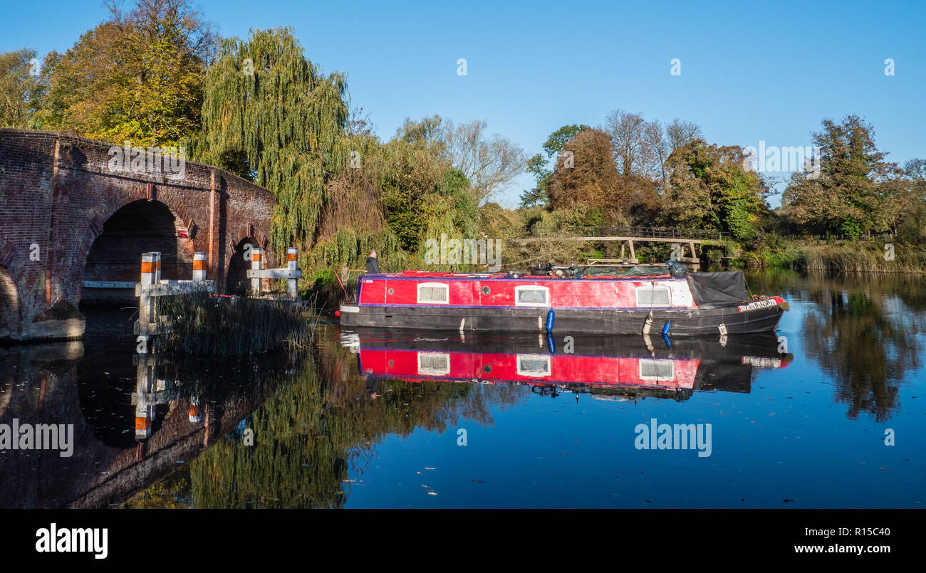 Red Narrowboat passing under, Sonning Bridge, River Thames, Sonning ...