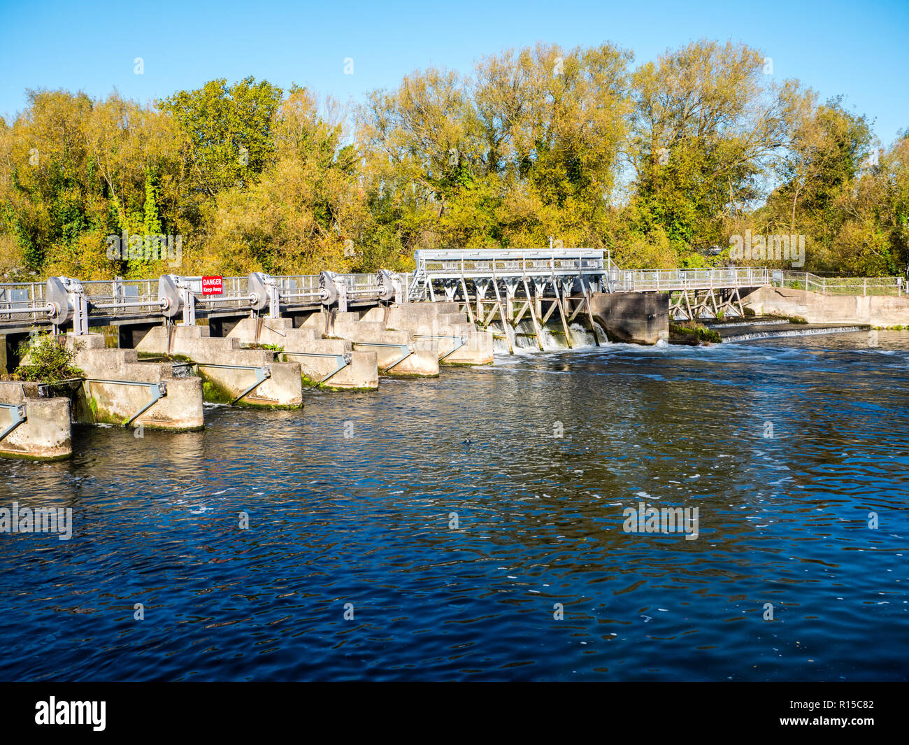 Caversham Wier, at Caversham Lock, River Thames, Reading, Berkshire ...