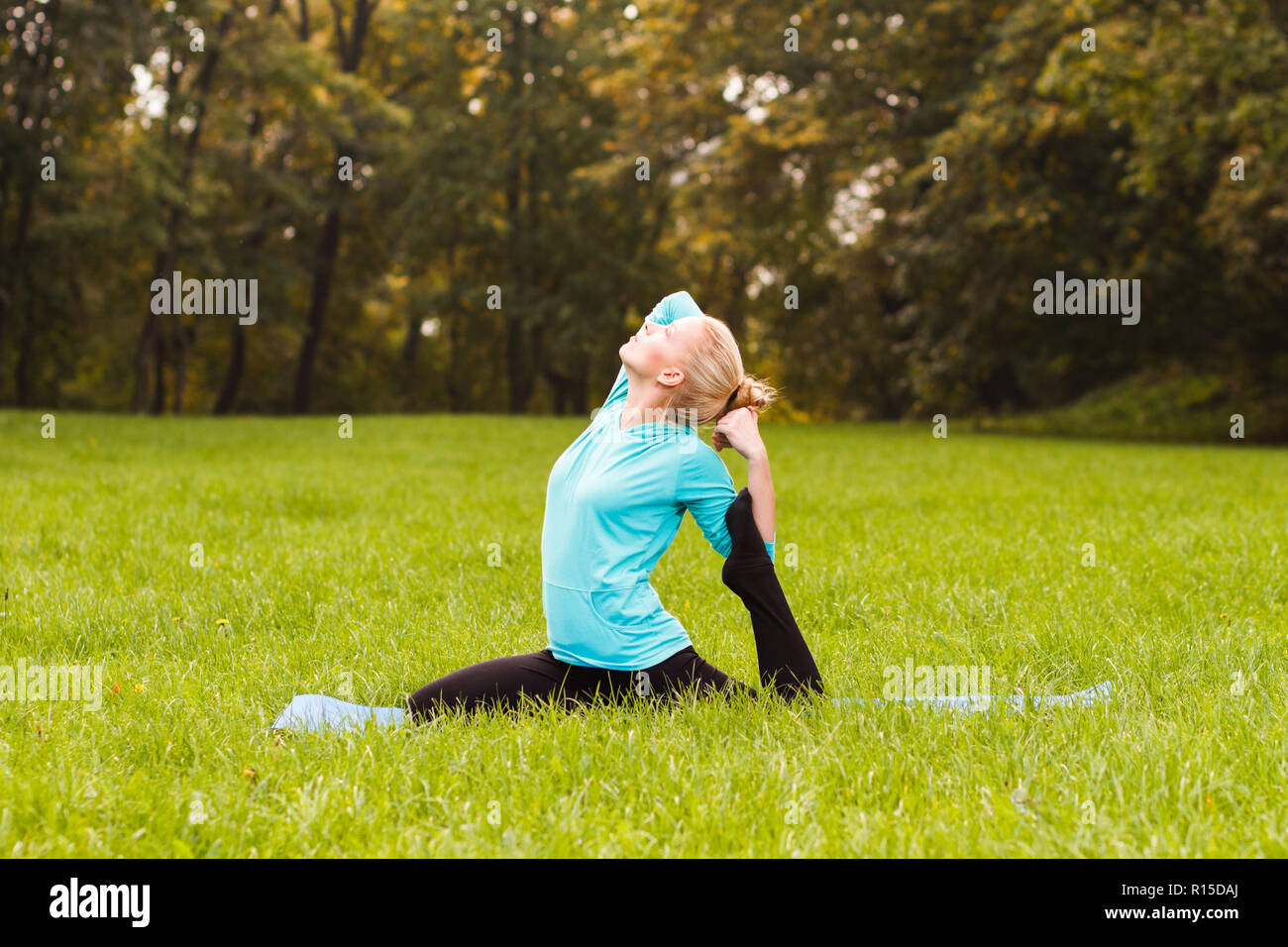 Yoga-Eka pada Rajakapotasana/Pigeon pose Stock Photo - Alamy