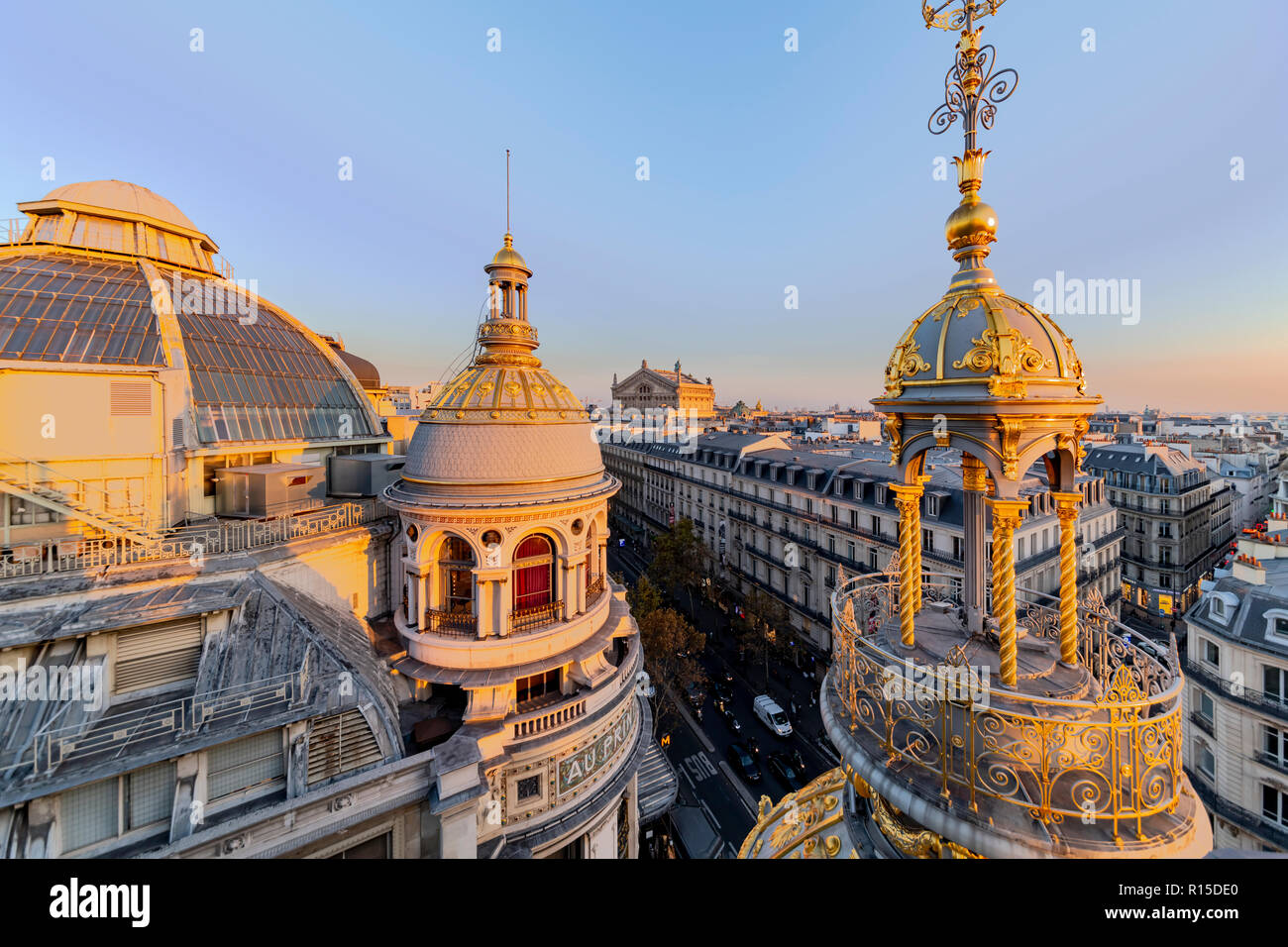 Roofs of paris hi-res stock photography and images - Alamy