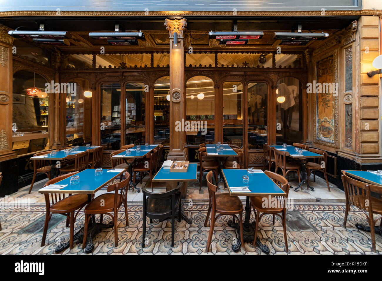 Empty bar paris hi-res stock photography and images - Alamy