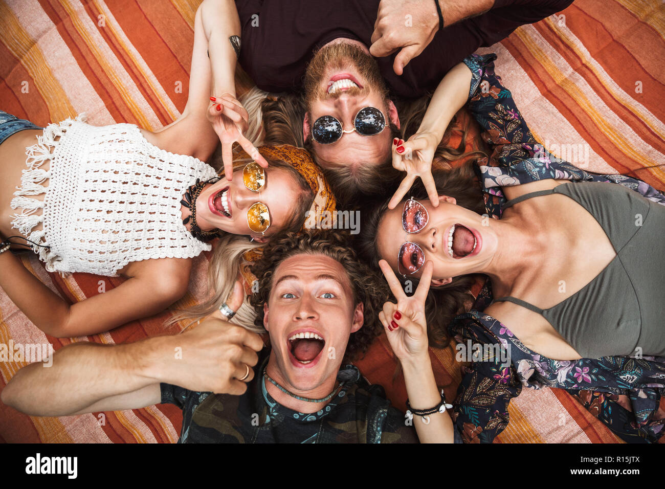 Group circle sitting laughing hi-res stock photography and images - Alamy
