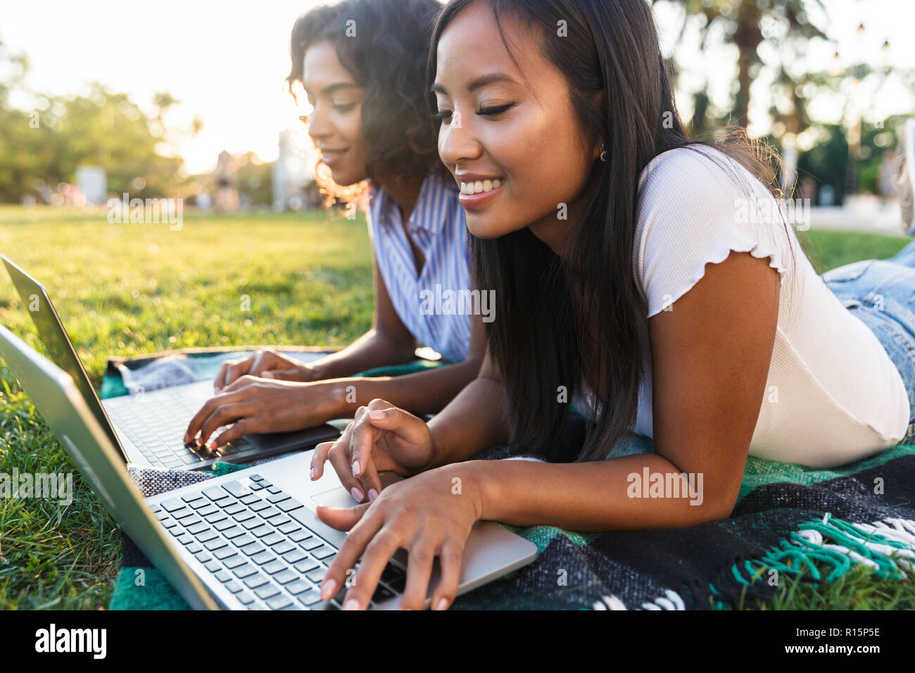 Young students using computers hi-res stock photography and images - Alamy