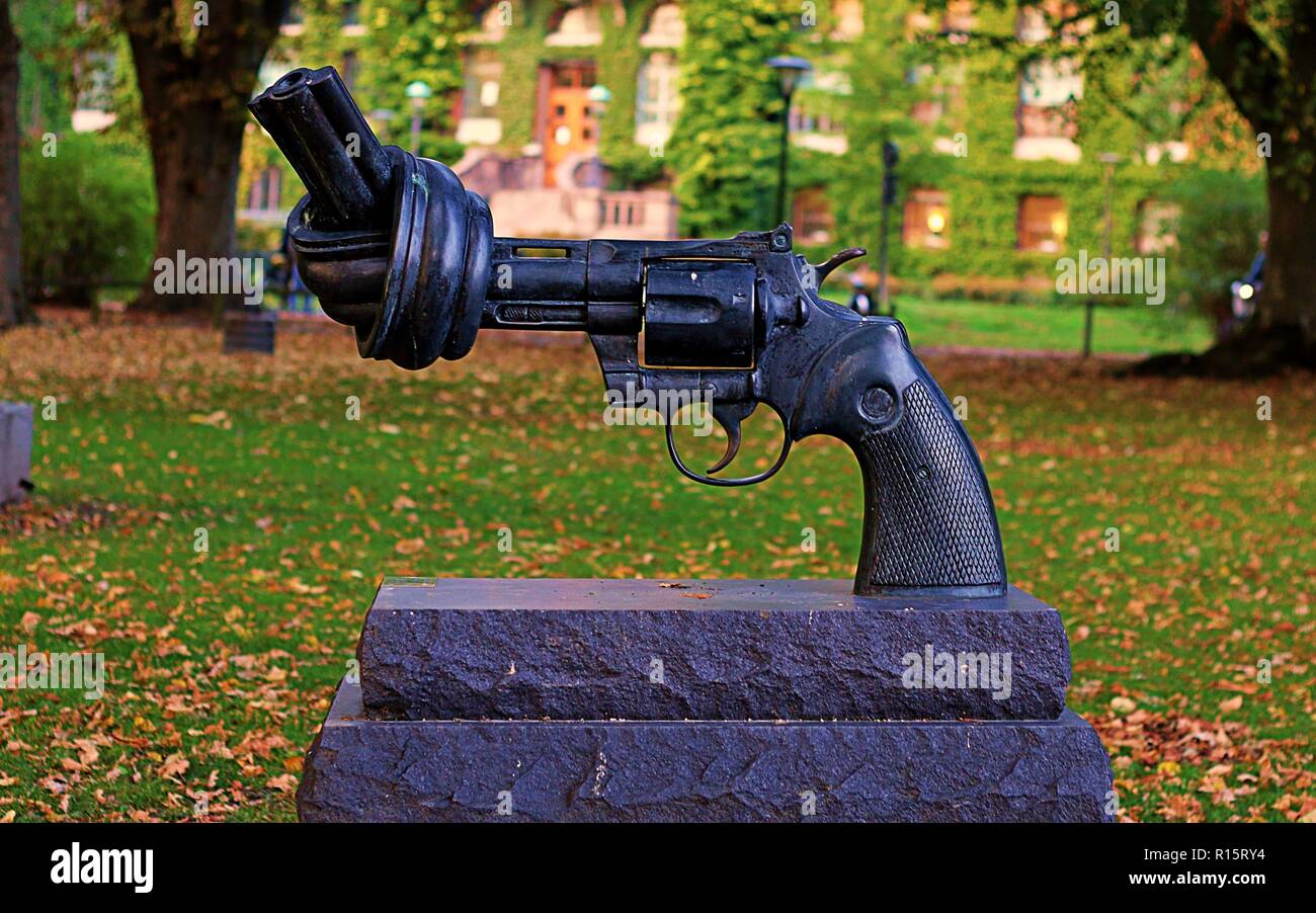 Sculpture non violence knotted gun hi-res stock photography and images ...