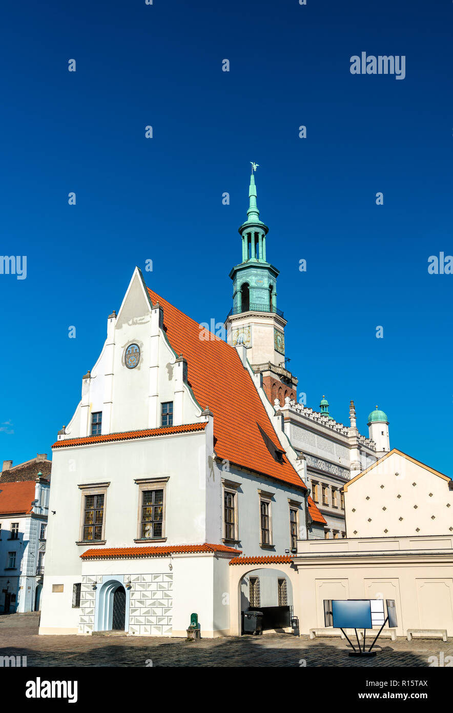 House facade on old square hi-res stock photography and images - Alamy