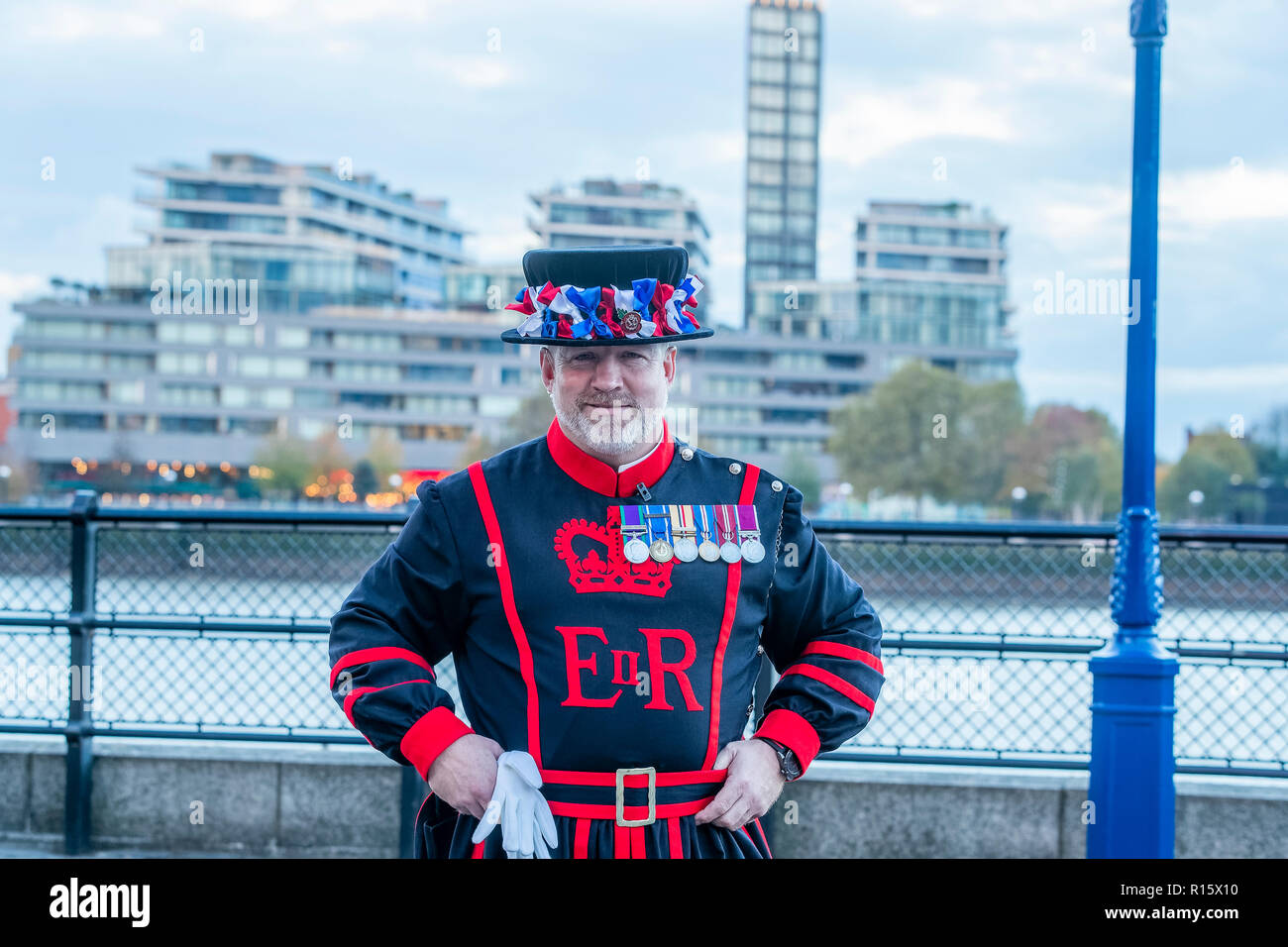 Beefeater outside the Tower of London Stock Photo - Alamy
