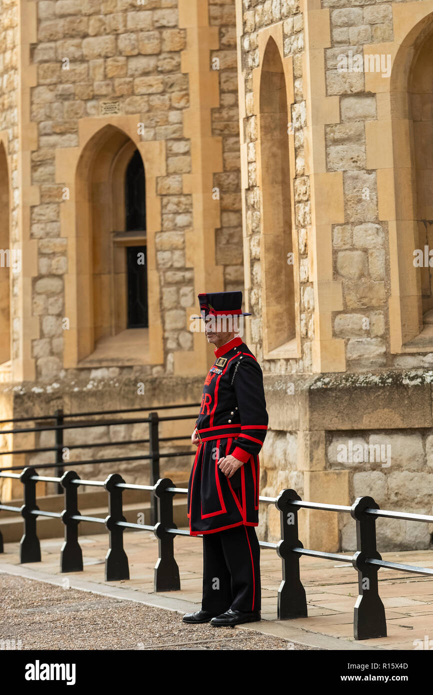 Beefeater at the Tower of London Stock Photo - Alamy