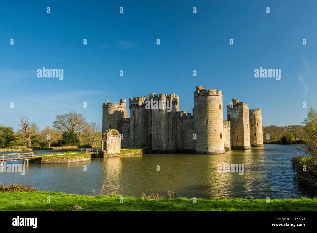 14th century bodiam castle medieval historic fortification moat hi-res ...