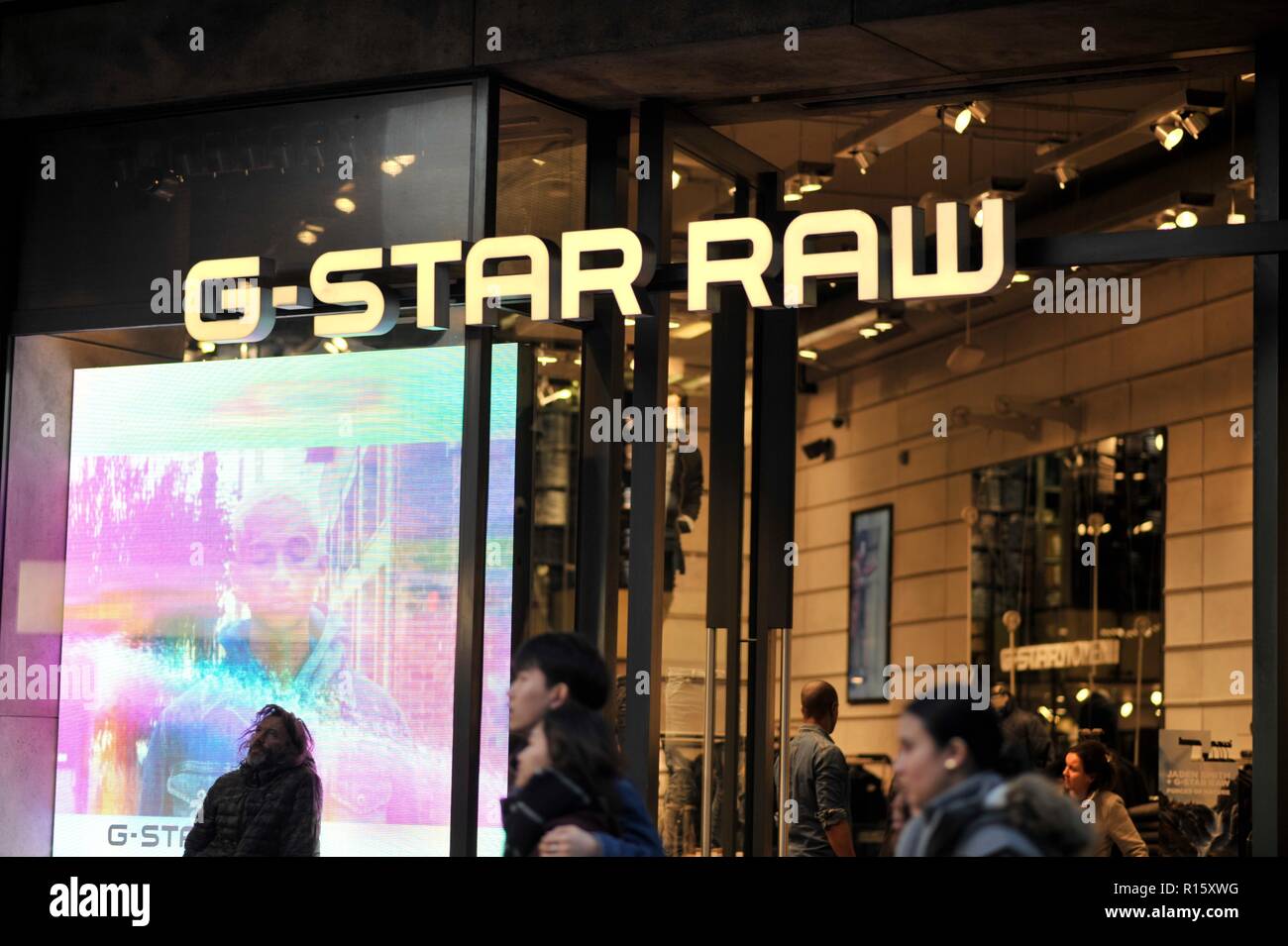 London Shopping signs Stock Photo - Alamy