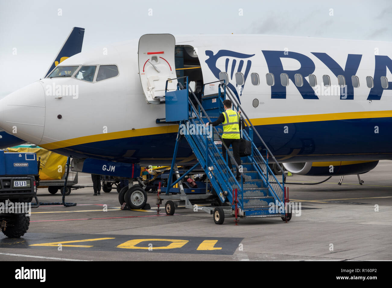 Ryanair crew hi-res stock photography and images - Alamy