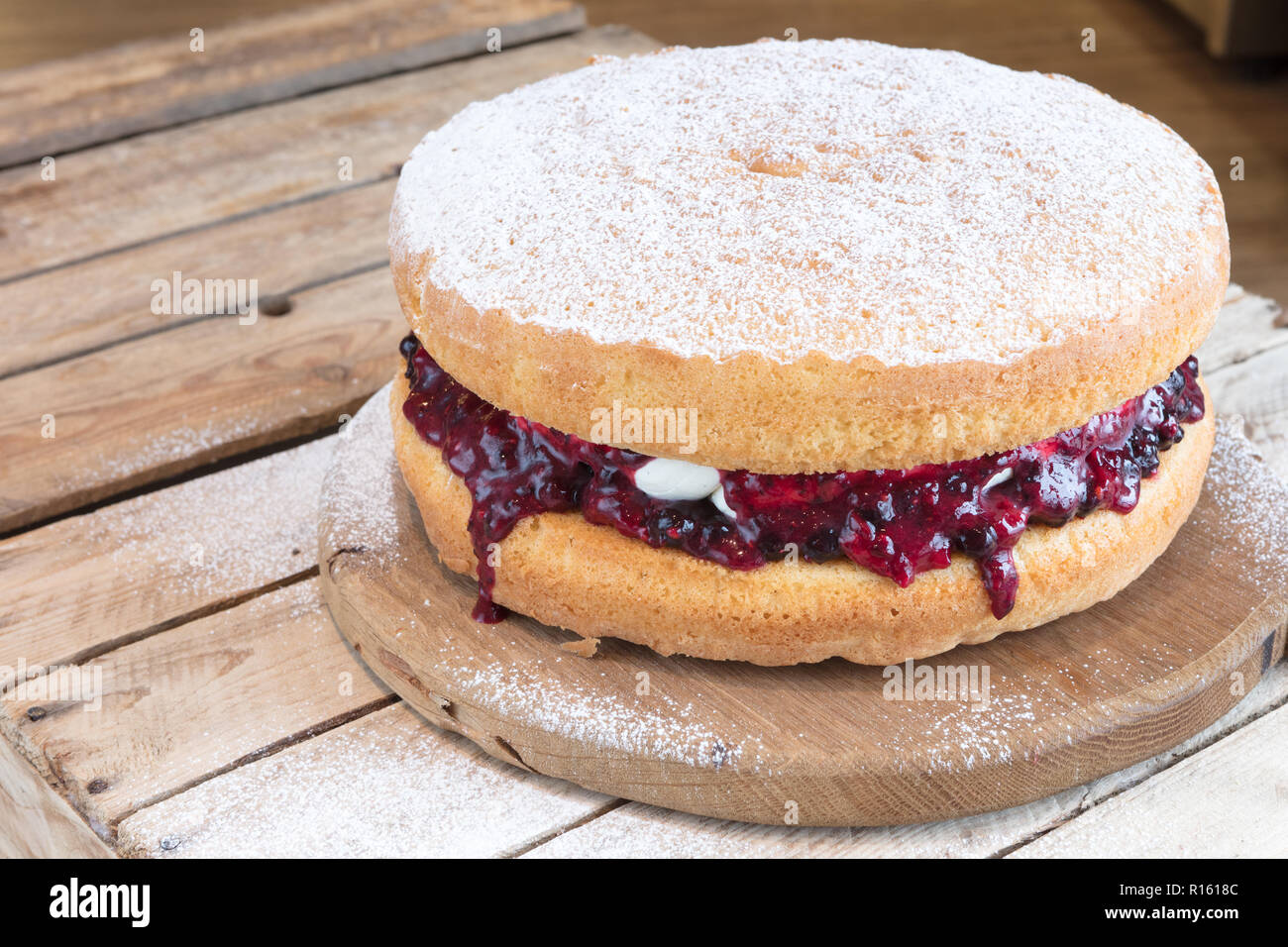 Victoria sandwich cake hi-res stock photography and images - Alamy