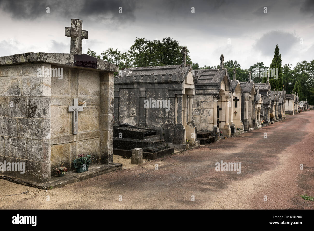 French tombstones hi-res stock photography and images - Alamy