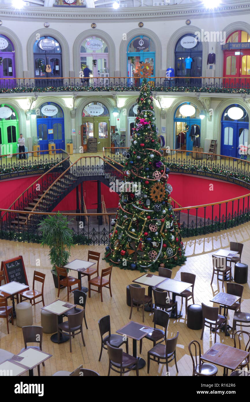 Leeds city centre christmas shopping hi-res stock photography and ...