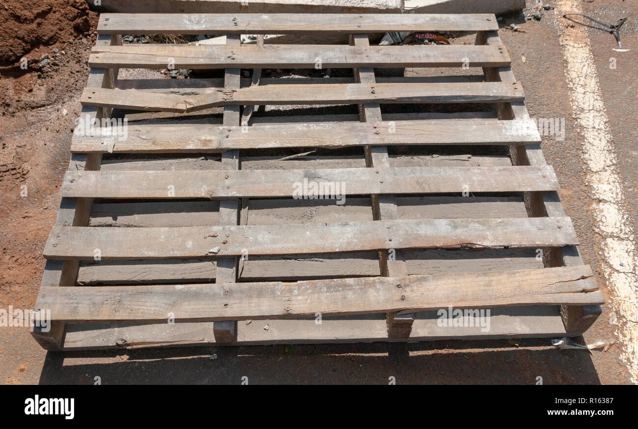 Broken wooden pallet hi-res stock photography and images - Alamy