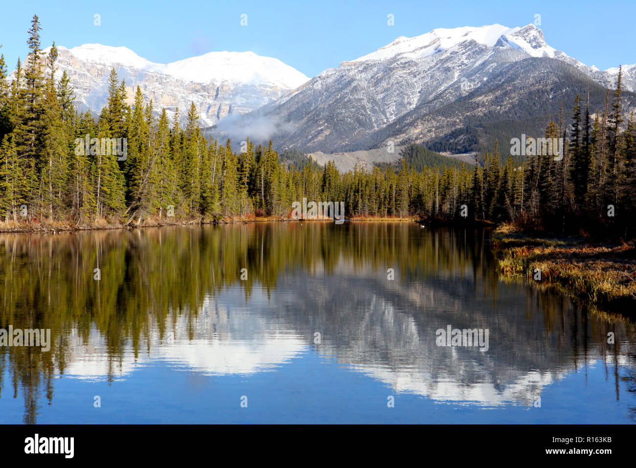 Middle lake in bow valley provincial park hi-res stock photography and ...