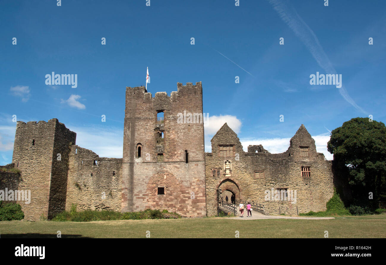 SHROPSHIRE; LUDLOW CASTLE; OUTER BAILEY Stock Photo - Alamy