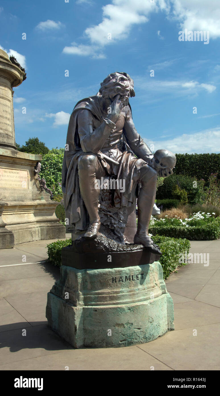 Hamlet shakespeare statue hi-res stock photography and images - Alamy
