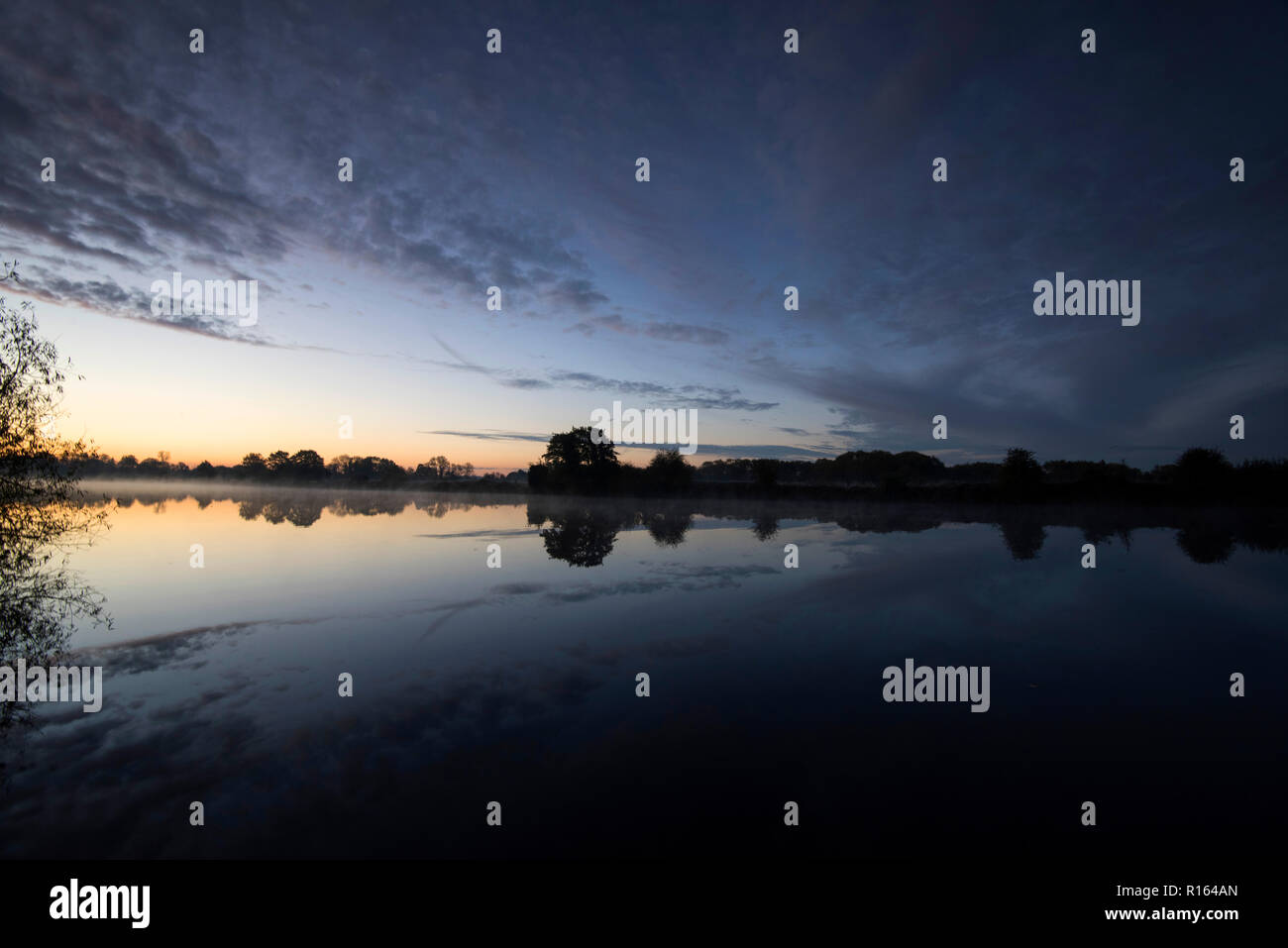 Sunrise reflections on the River Trent at Colwick Country Park in ...