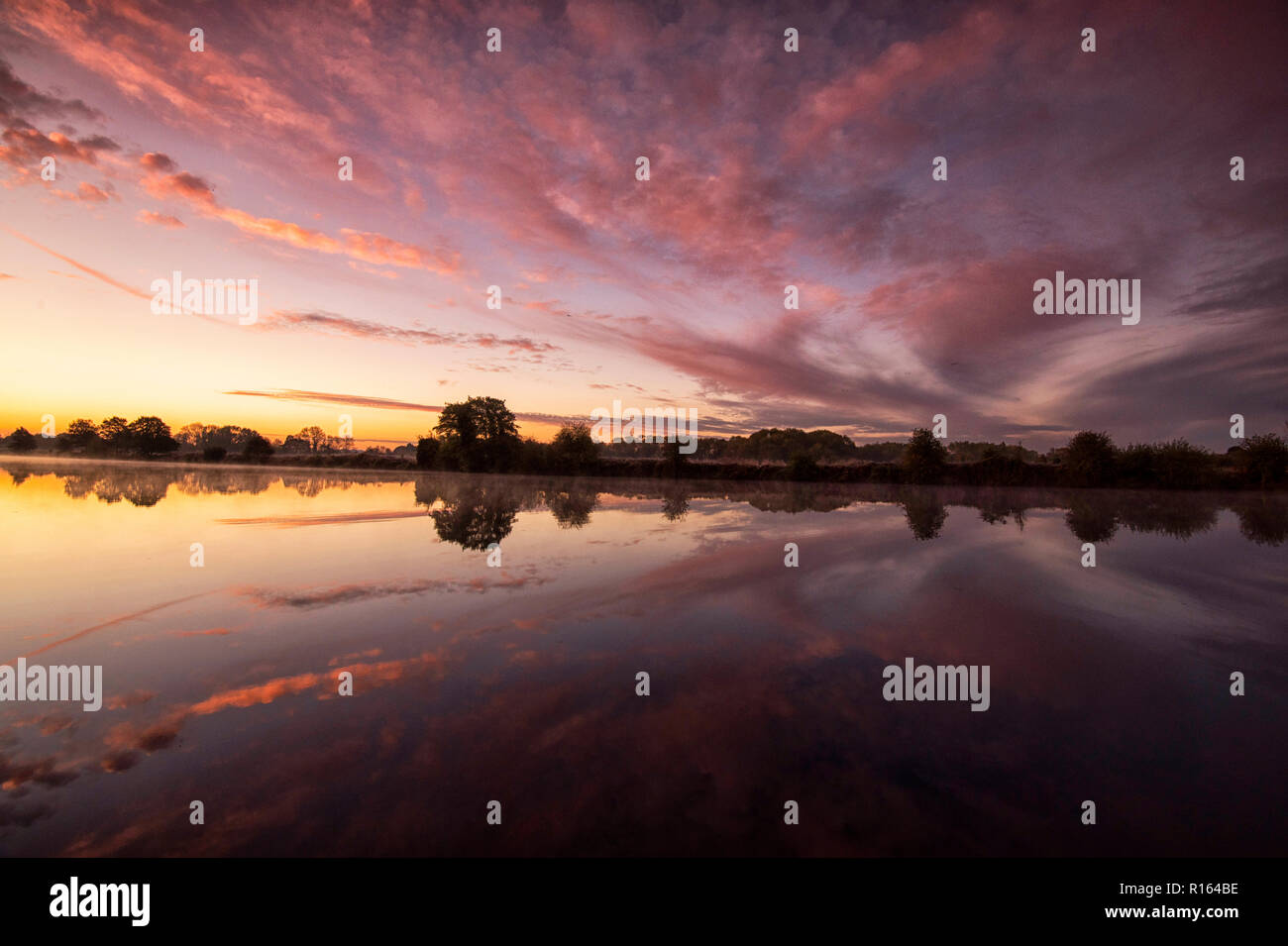 Sunrise reflections on the River Trent at Colwick Country Park in ...