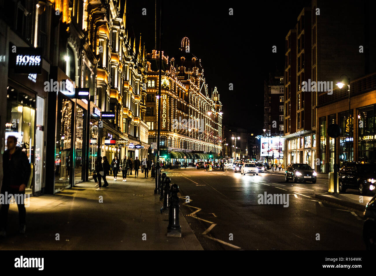 Harrods exterior hi-res stock photography and images - Alamy